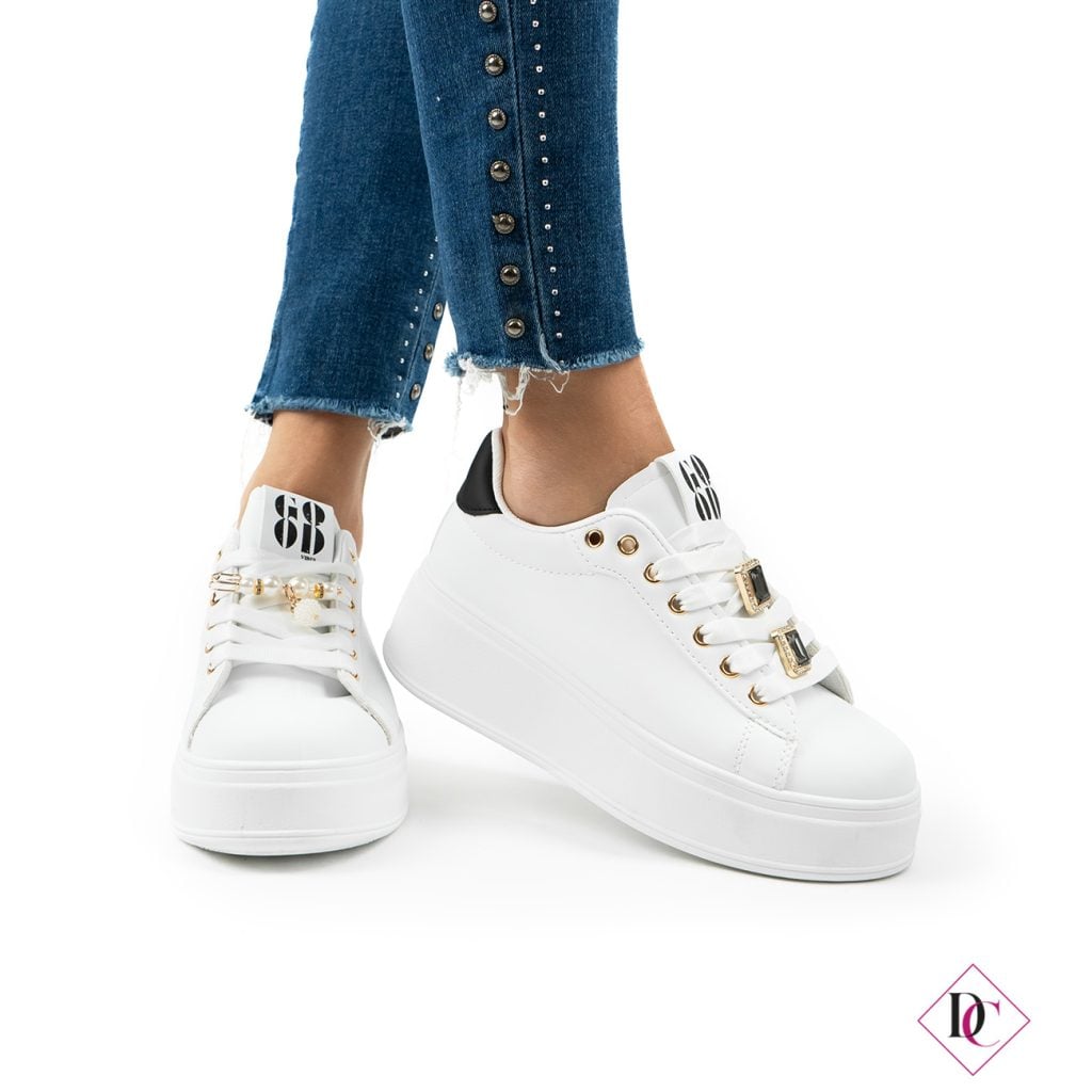 Sneakers bianche Perline con zeppa alta ed accessori gioiello