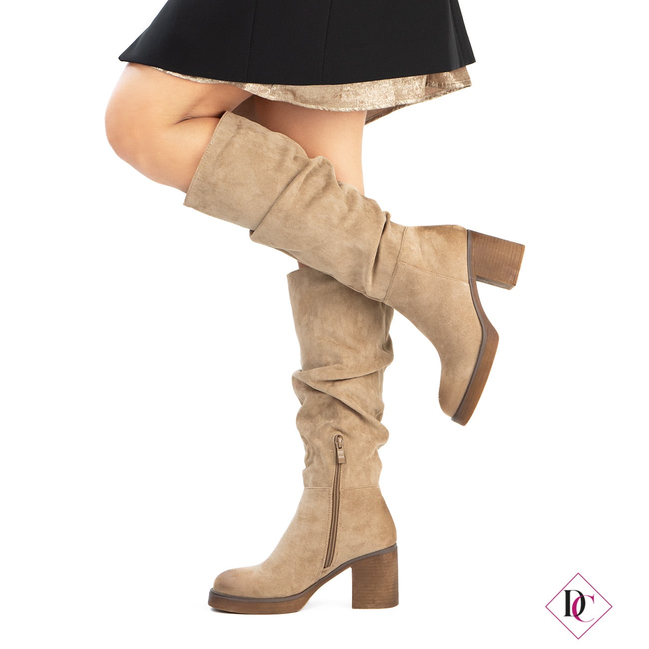 Pequeñas botas de ante con parte superior suave y tacón cómodo.