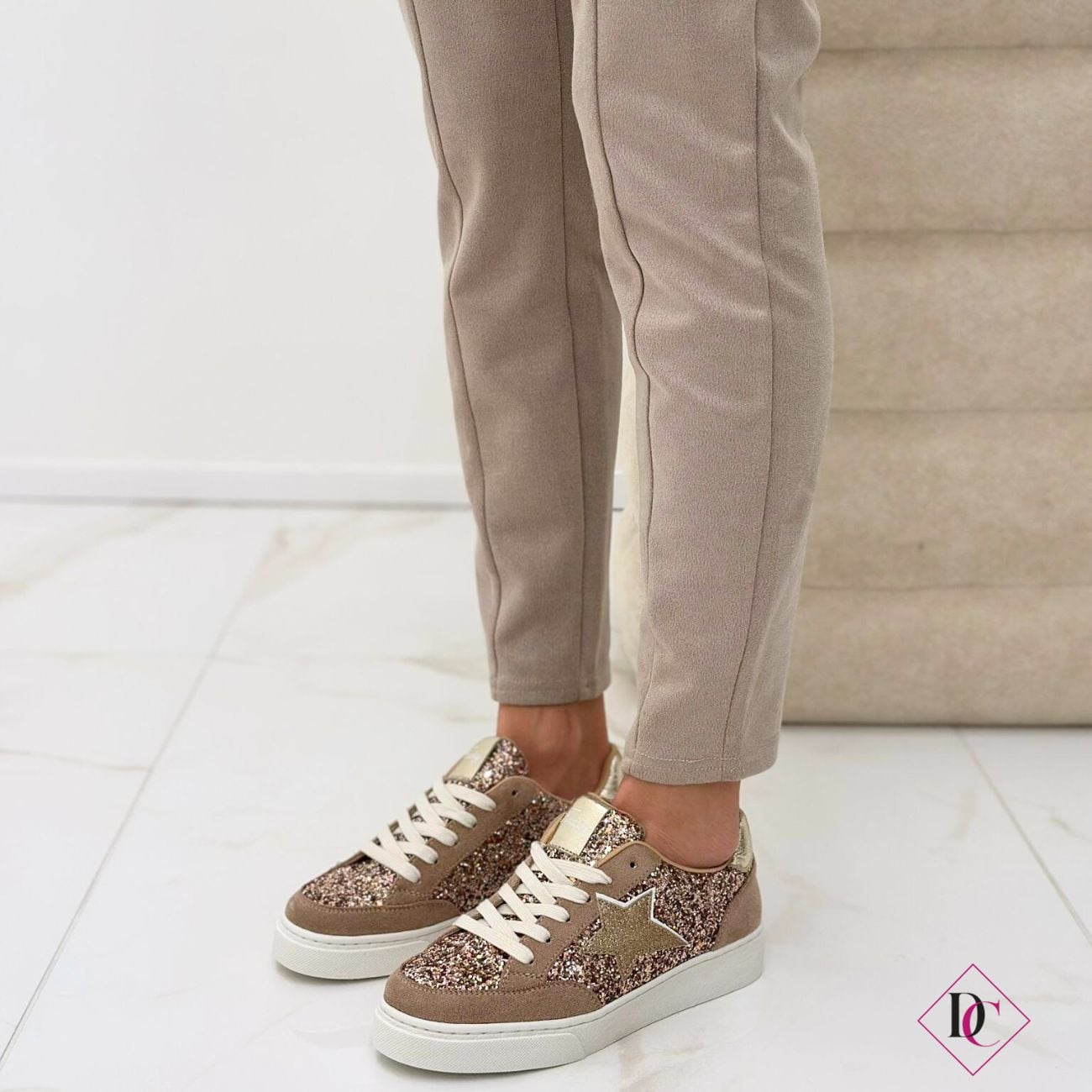 Sneakers Tolstoj eleganti limited edition con stella e strass